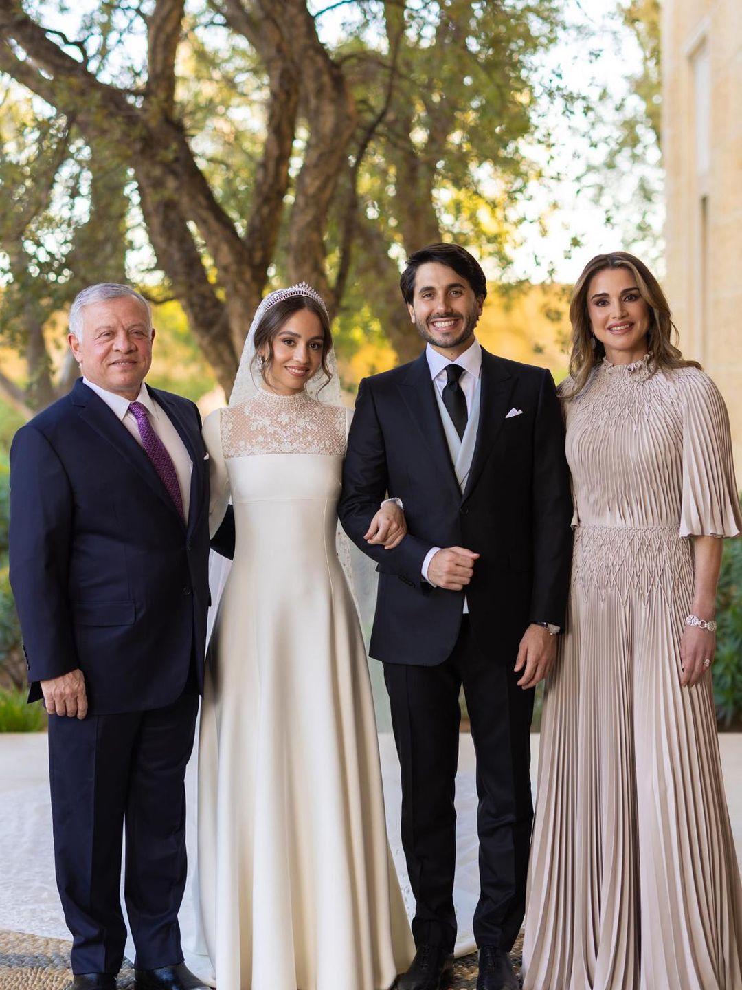 Queen Rania announces daughter Princess Iman is expecting first child ...