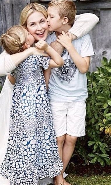 Kelly Rutherford loses ability to fight for custody of two kids in ...