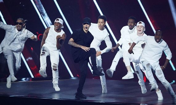 Justin Bieber's blonde 'swoop' channels Brad Pitt, Kate Gosselin