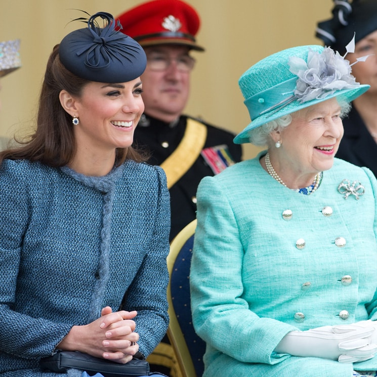 Queen Elizabeth presented Kate Middleton with the Dame Grand Cross of ...