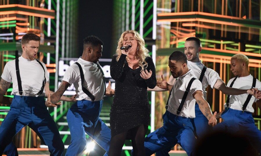 Kelly Clarkson removes her appendix after hosting the Billboard Music ...