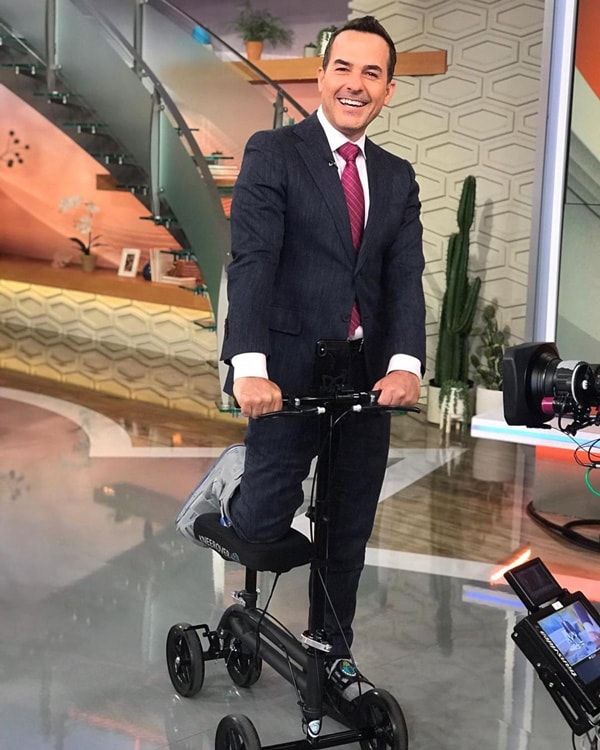 Carlos Calderon introduces his girlfriend on 'Despierta America'