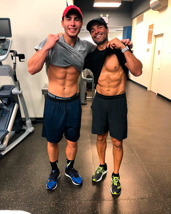 Lorenzo, el hijo de Chayanne, impacta por su abdomen marcado