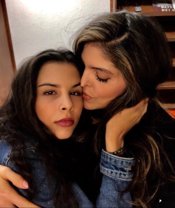 María y Paula Levy, hijas de Mariana Levy, cantan al ritmo de Ana Bárbara