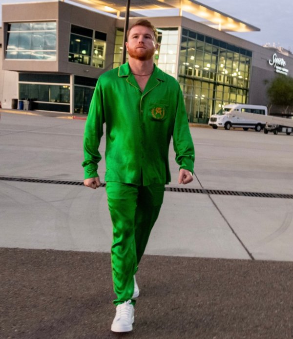 Saúl Canelo Álvarez y su estiloso look con el que ha llegado a Las Vegas