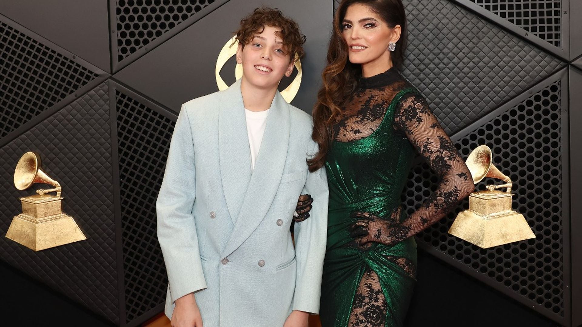 Ana Bárbara brilló en los Grammy de la mano de su hijo Jerónimo